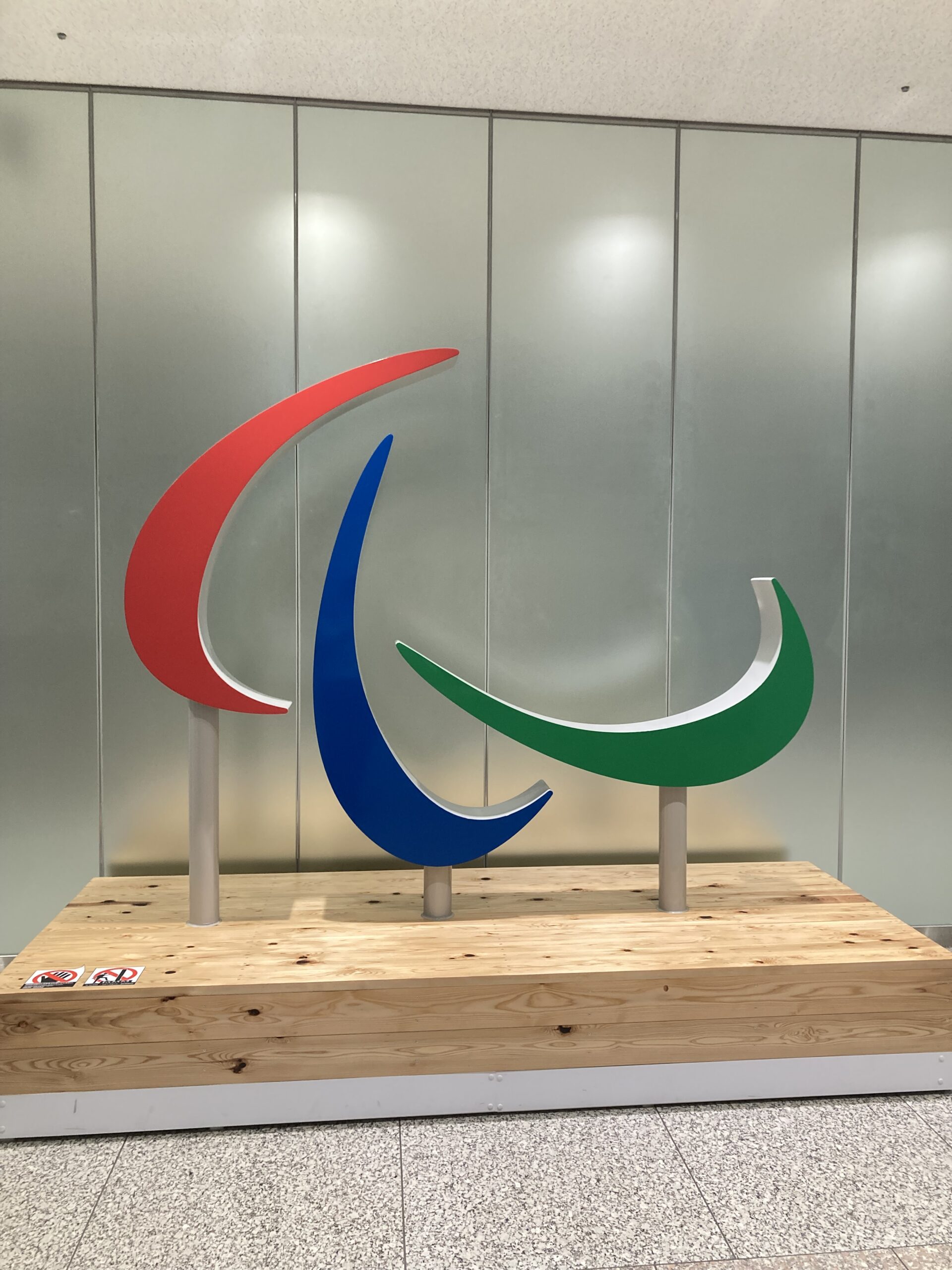 「スリー・アギトス」 - パブリックアート散歩