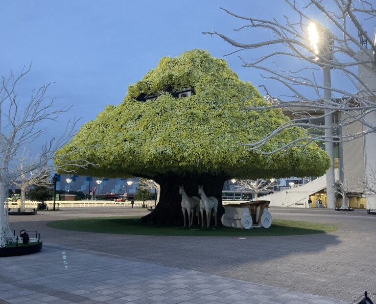 「MEGA TREE」 - パブリックアート散歩